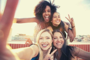 20 Examples of Words to Describe a Laughter in Different Scenarios ...
